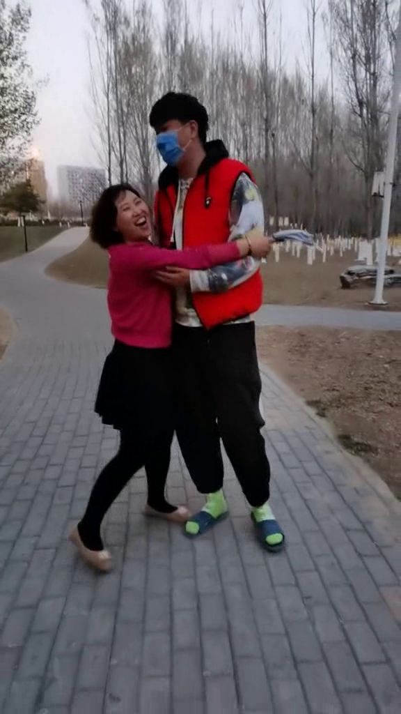 现实带跳d出门逛街视频