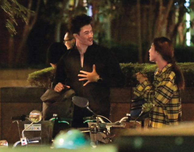 Jin Rong shows up with his hot mom girlfriend in love, looks like Jolin ...