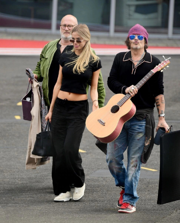 告别艾梅柏 德普终于又恋爱了 女方是28岁俄罗斯模特