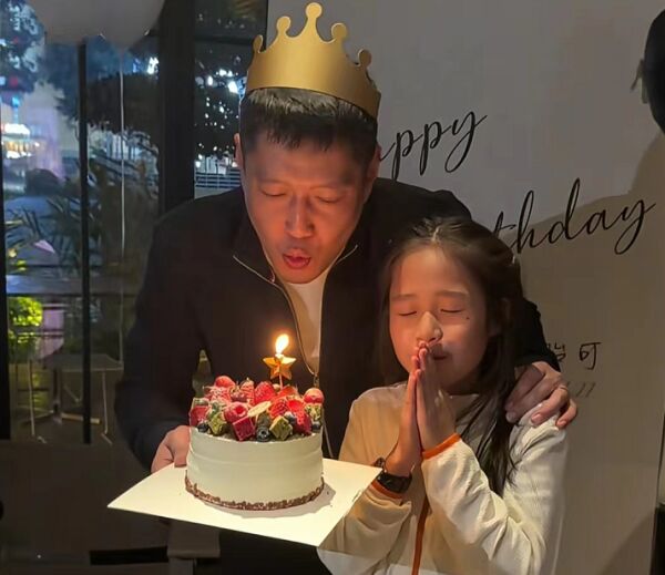 两爱徒等给邱贻可庆生，师娘与孙颖莎头挨头，小豌豆与莎莎脸贴脸