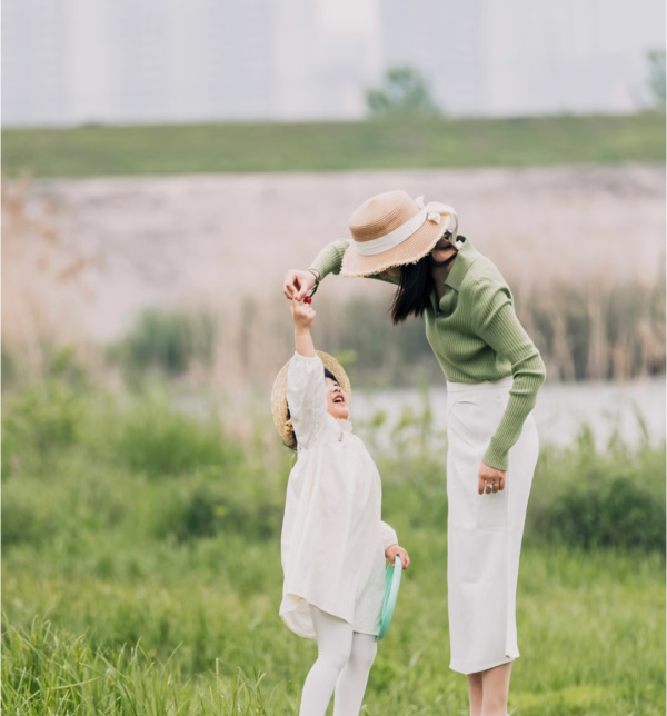 竟然还有这么无理取闹的妈妈山东六年级的小张，因为没有完成作业，老师没有打骂