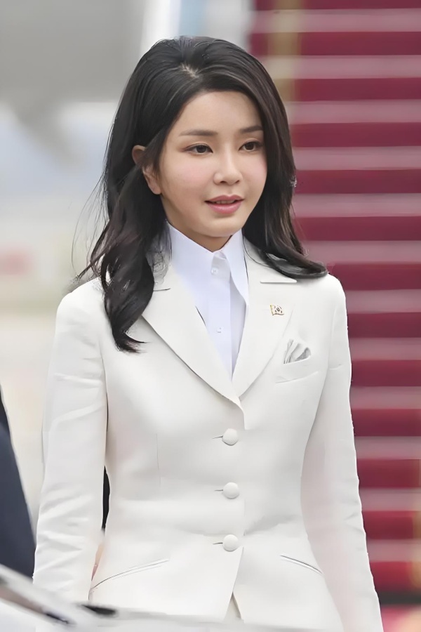 ## 韩国第一夫人金建希：光鲜背后的故事