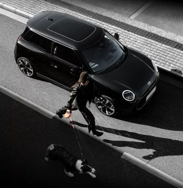 电动MINI COOPER子夜黑特别版，黑金配色超酷炫