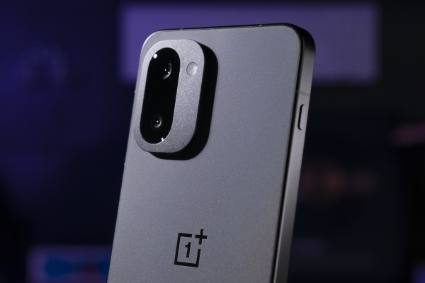 首发骁龙8 Gen5的颜值担当！一加Ace 6T实拍图赏