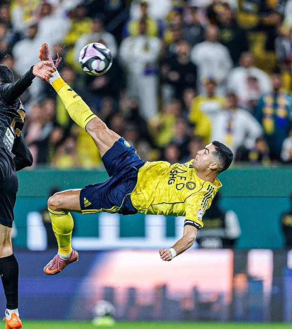 标题改写：40岁C罗补时阶段惊人倒钩，力助利雅得胜利逆转，队友菲利克斯目睹瞬间惊呆观众 C罗逆天表现