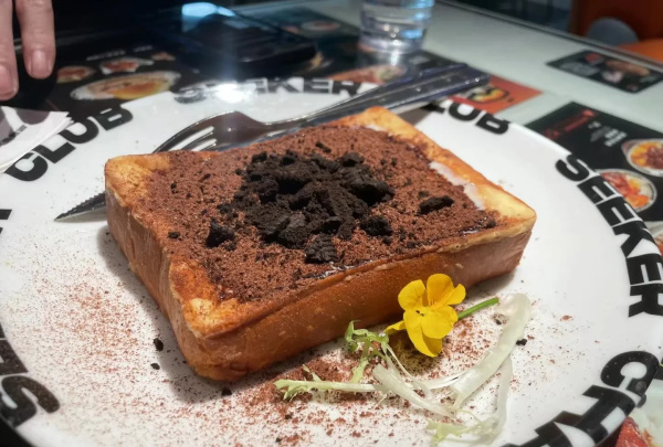 春日午后小确幸 探寻美味下午茶：西多士、漏奶华、叉烧滑蛋饭，享受美食带来的快乐时光！