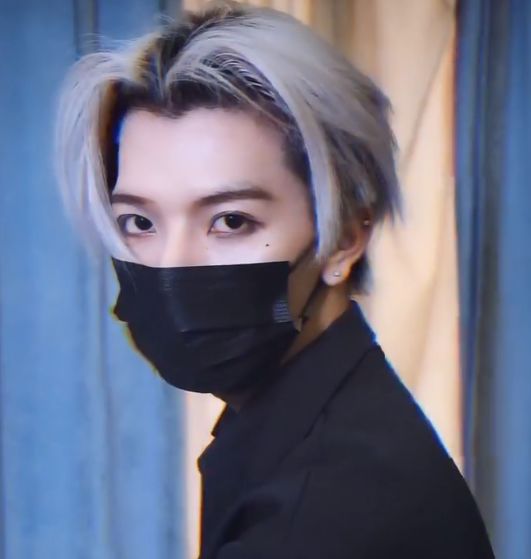 七鶴大人開粉絲見面會，不料被身邊雙馬尾女孩搶鏡，這不七阿姨嗎 - 明星| 天天要聞