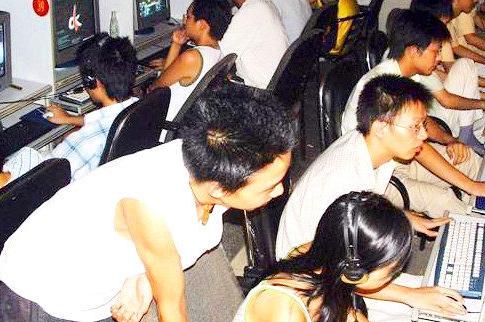 The Internet cafe industry, which was once popular, has fallen into a ...