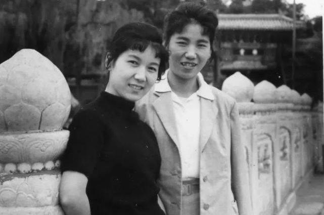 After Xiaobai Yushuang passed away, what did Xin Fengxia say? Pu Yi was ...