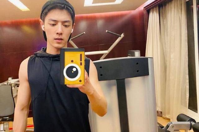 Xiao Zhan suns his muscles! On the hot search again, the body is so ...