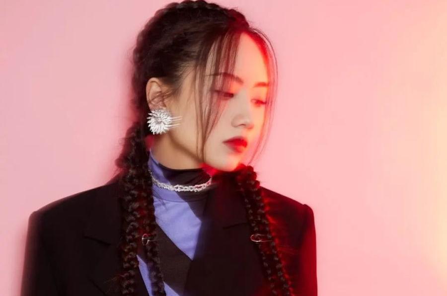 Liu Xijun appeared on CCTV's "TOP Glory Moment" and sang "Self ...