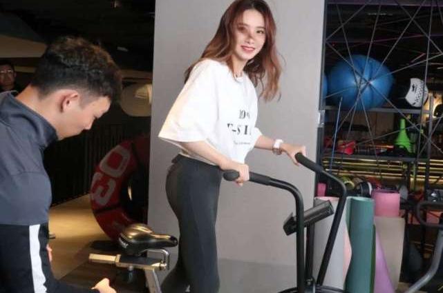 NBA anchor Mina takes fitness photos, with a slim body, smooth lines ...