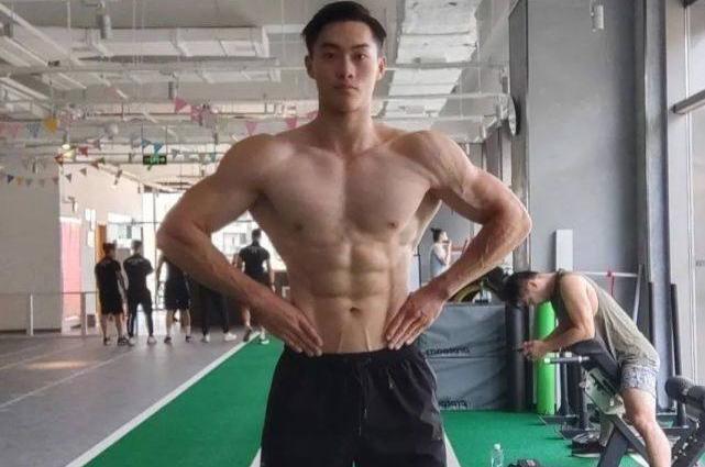 A 190cm muscular man shows off his figure, with a high nose and 8 packs ...