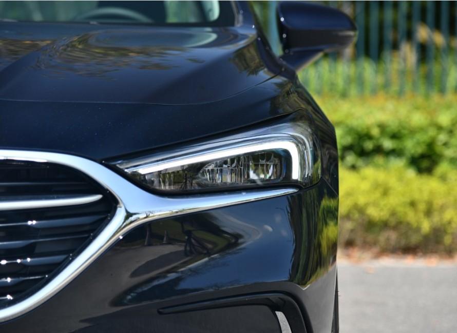 It is lowered again, wider than the Mercedes-Benz E-Class, from 220,000 ...