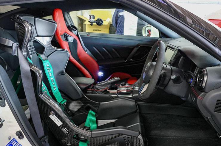 Experience the 1000-horsepower modified Nissan GT-R R35 on the track ...